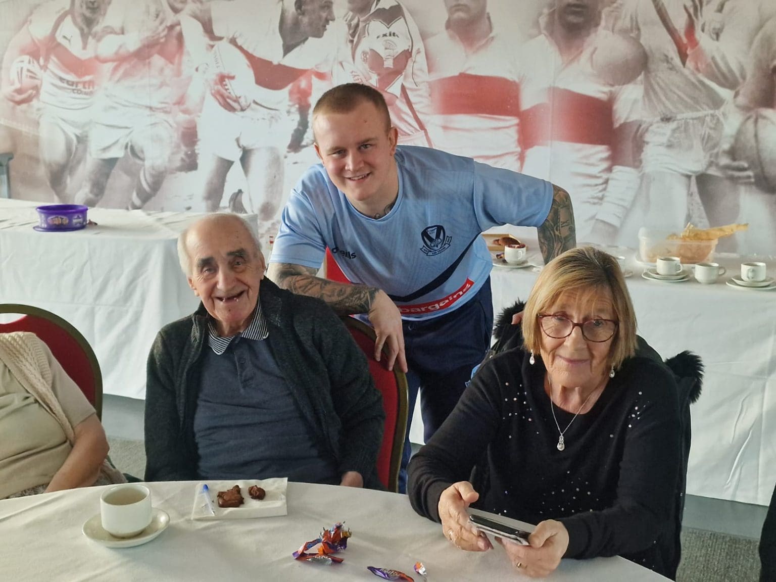 Harry Ody visits Qualitech Reminisce Cafe | St.Helens R.F.C.